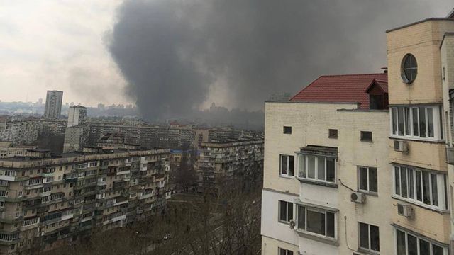 У Києві на Подолі виникла масштабна пожежа в небо піднявся стовп диму Читайте на Ukr Net